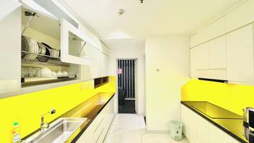 Apartamento família, 2 quartos, vista para a cidade | Cozinha privada | Geladeira grande, micro-ondas, fogão, cooktop