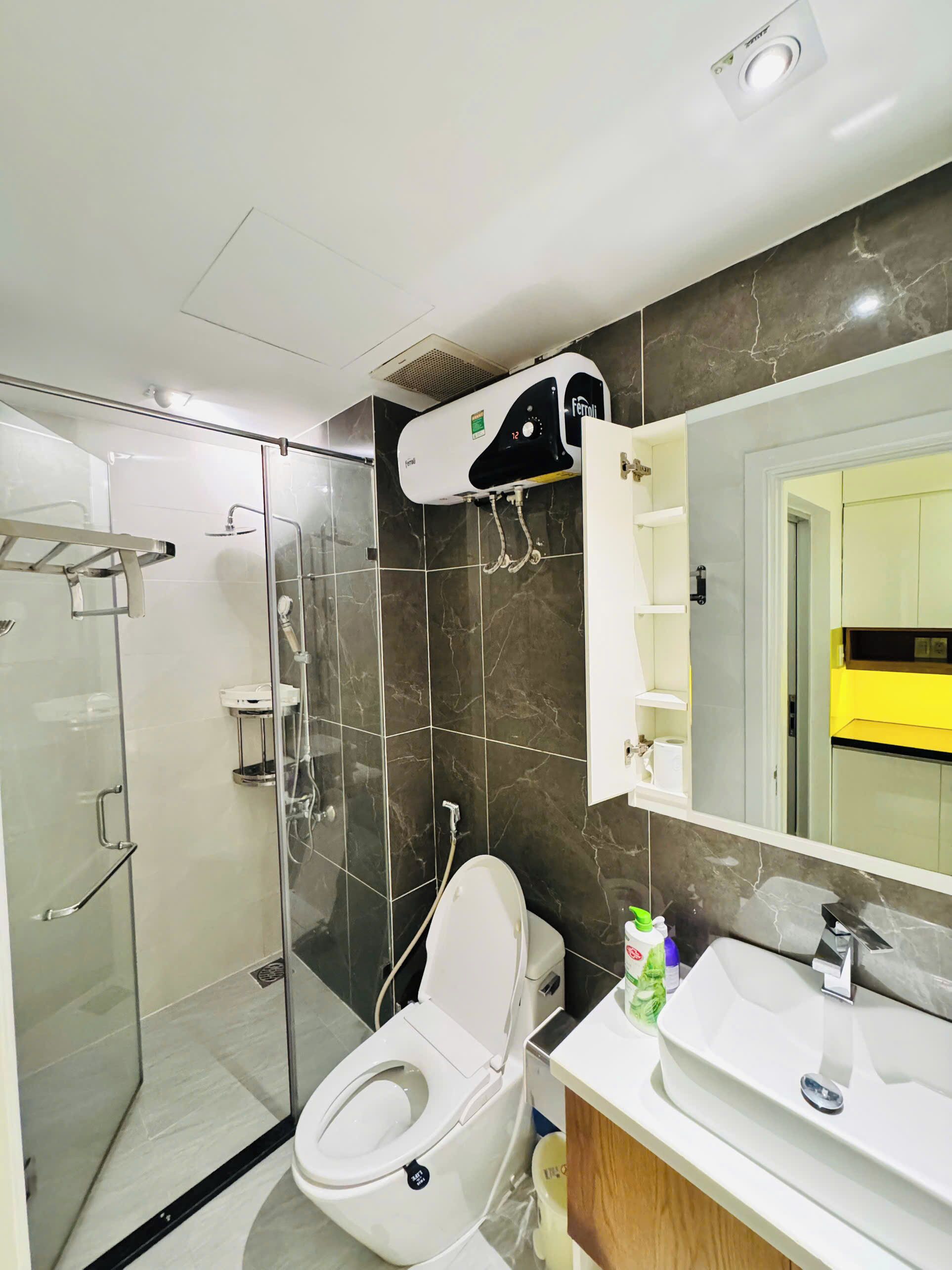 Apartamento Familiar, 2 quartos, Vista para a cidade | Casa de banho | Um chuveiro de hidromassagem, produtos de higiene exclusivos 