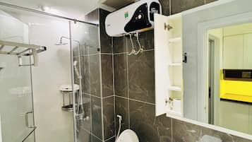 Apartamento Familiar, 2 quartos, Vista para a cidade | Casa de banho | Um chuveiro de hidromassagem, produtos de higiene exclusivos