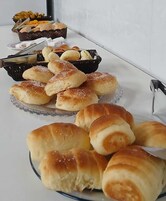 Quarto quádruplo conforto | Café da manhã | Café da manhã continental grátis todos os dias
