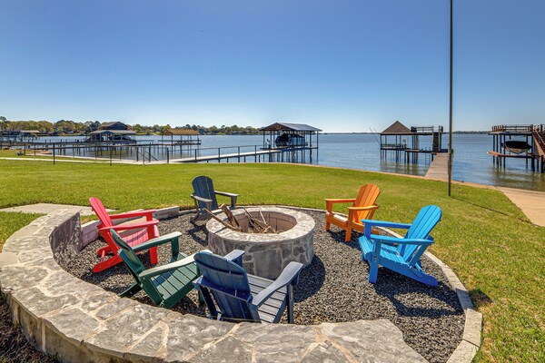 Gorgeous Lakefront Home W/ Private Dock & Deck - 툴