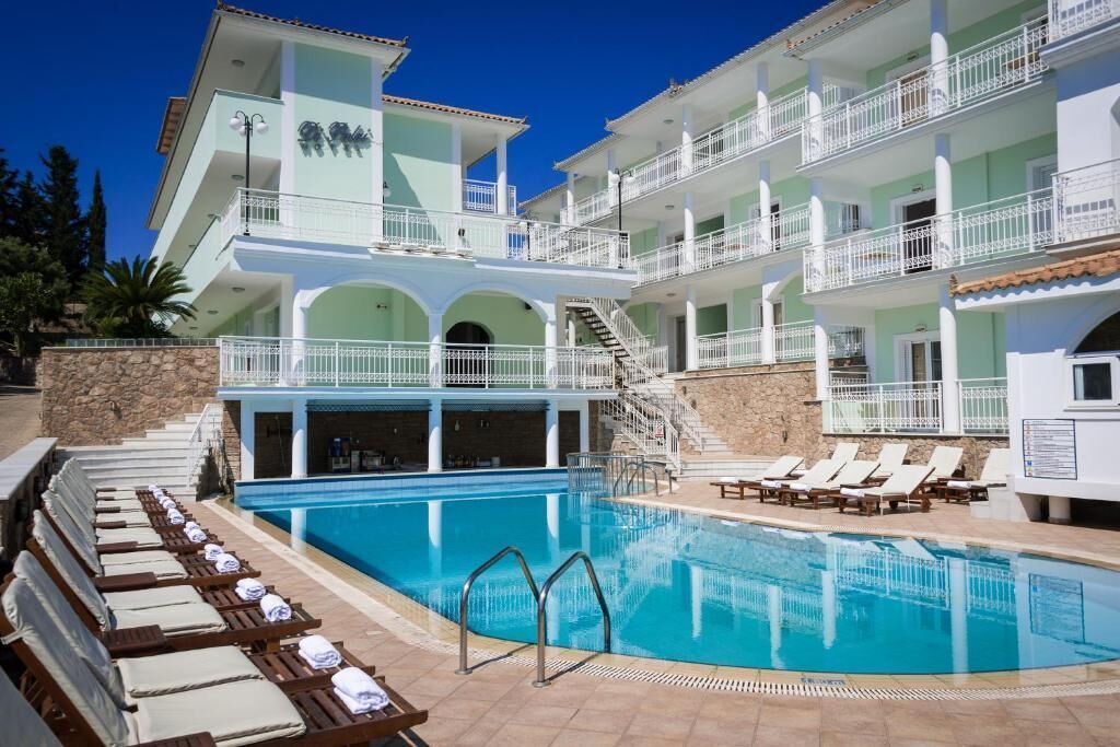 Piscina externa, funciona das 9h às 18h, guarda-sóis, espreguiçadeiras