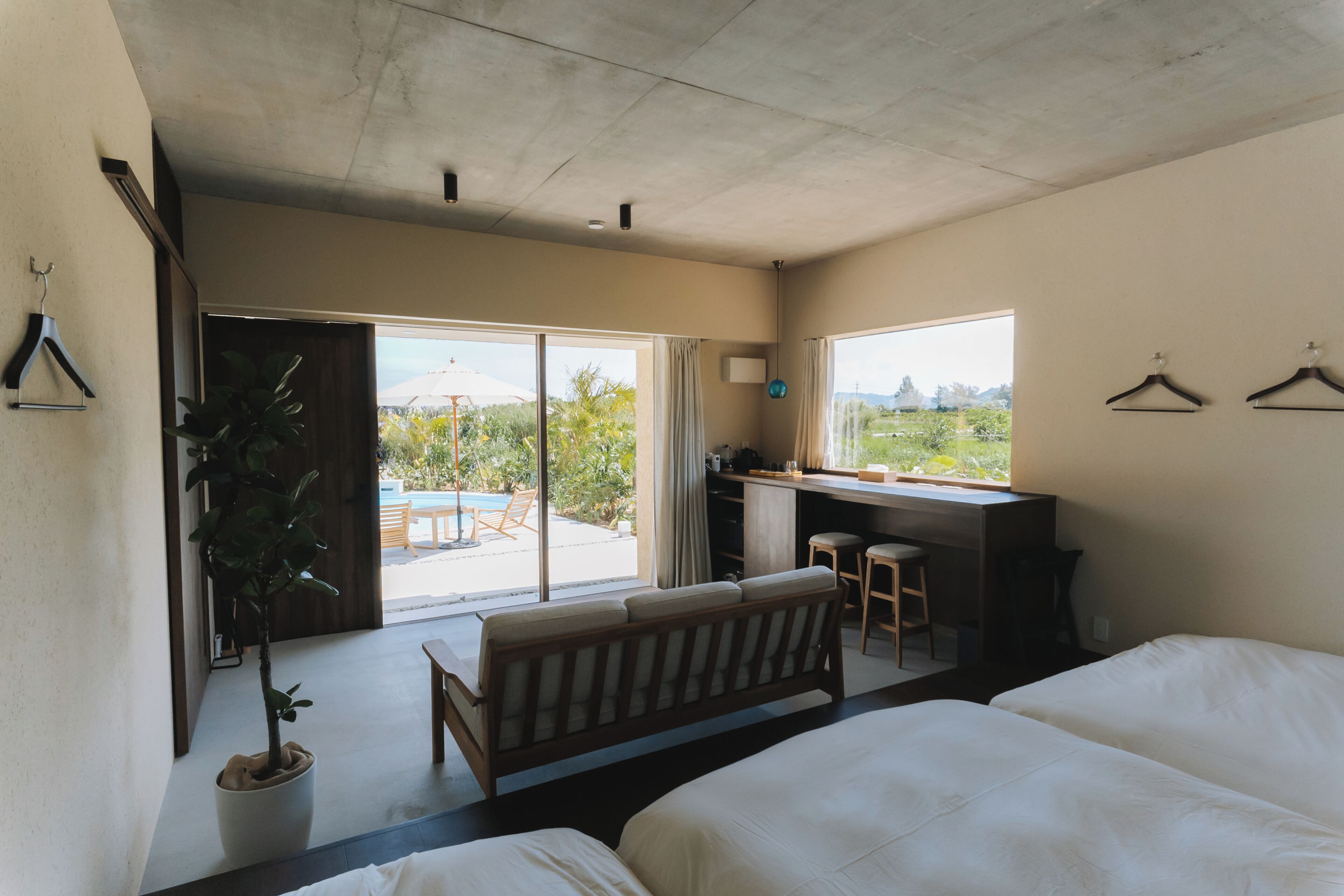 Quarto triplo superior, várias camas, vista para a piscina, ao lado da piscina | Cofres nos quartos, escrivaninha, espaço de trabalho para notebook