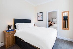 Quarto quádruplo família, vista parcial para o mar