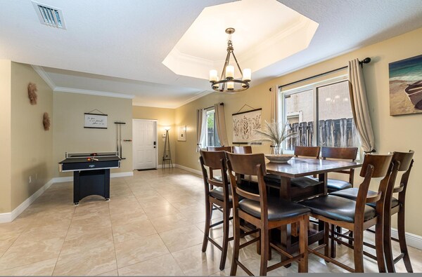Salty Fox 5bd Oasis W Spa Beach Downtown - Pembroke Pines, FL