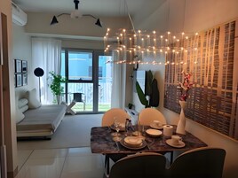 Suite de Luxo, 1 quarto, vista para o jardim, em frente à praia | Sala de estar | Televisor LED de 47 polegadas com canais digitais, Netflix