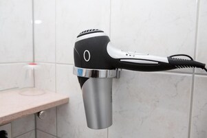 Quarto Duplo Standard | Comodidades da casa de banho | Um polibã, um secador de cabelo, toalhas fornecidas, sabão 