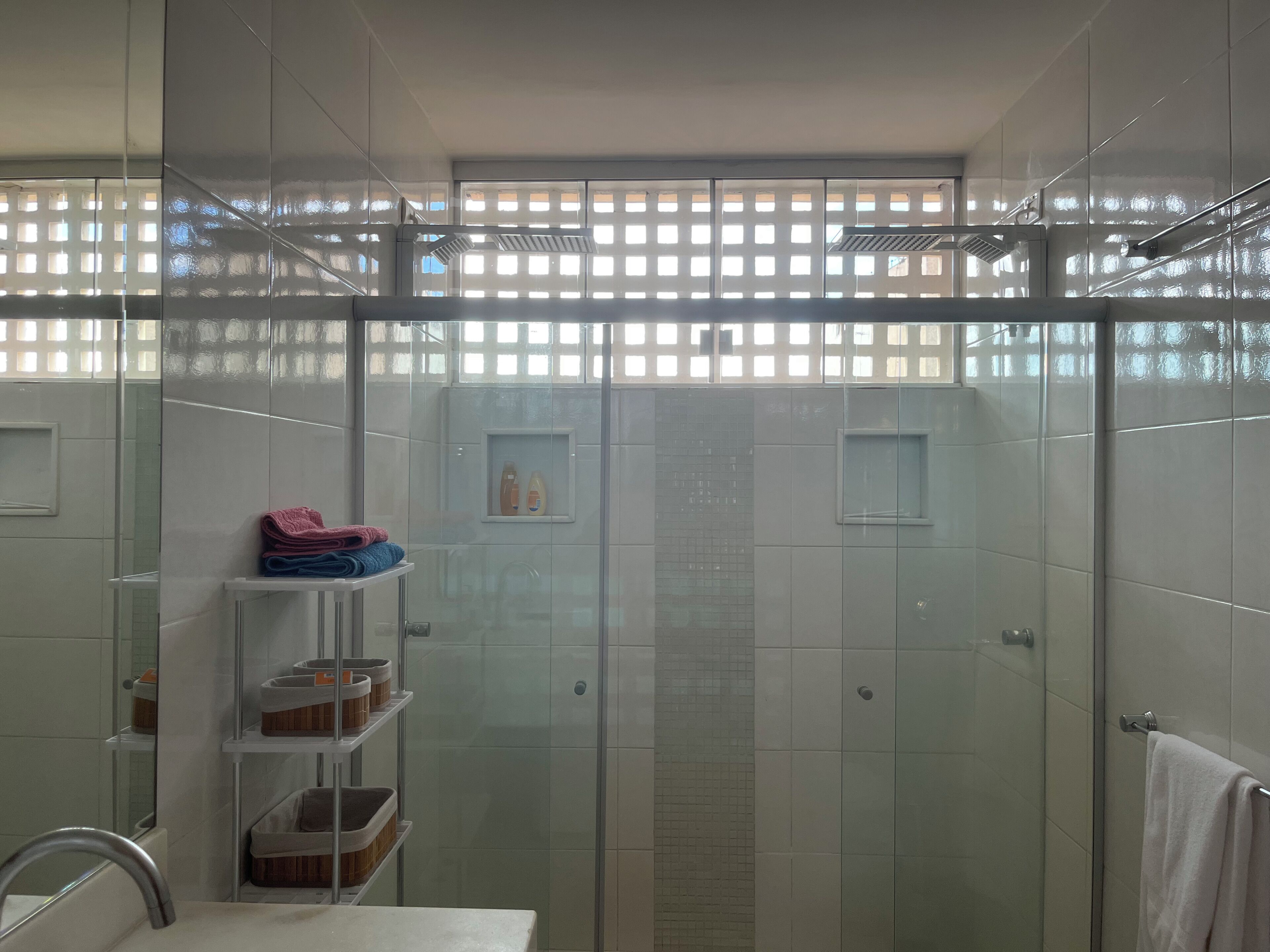Quarto Duplo de Luxo, vista para o jardim | Casa de banho | Um polibã, artigos de higiene pessoal grátis, toalhas fornecidas 