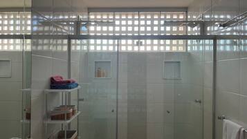 Quarto Duplo de Luxo, vista para o jardim | Casa de banho | Um polibã, artigos de higiene pessoal grátis, toalhas fornecidas