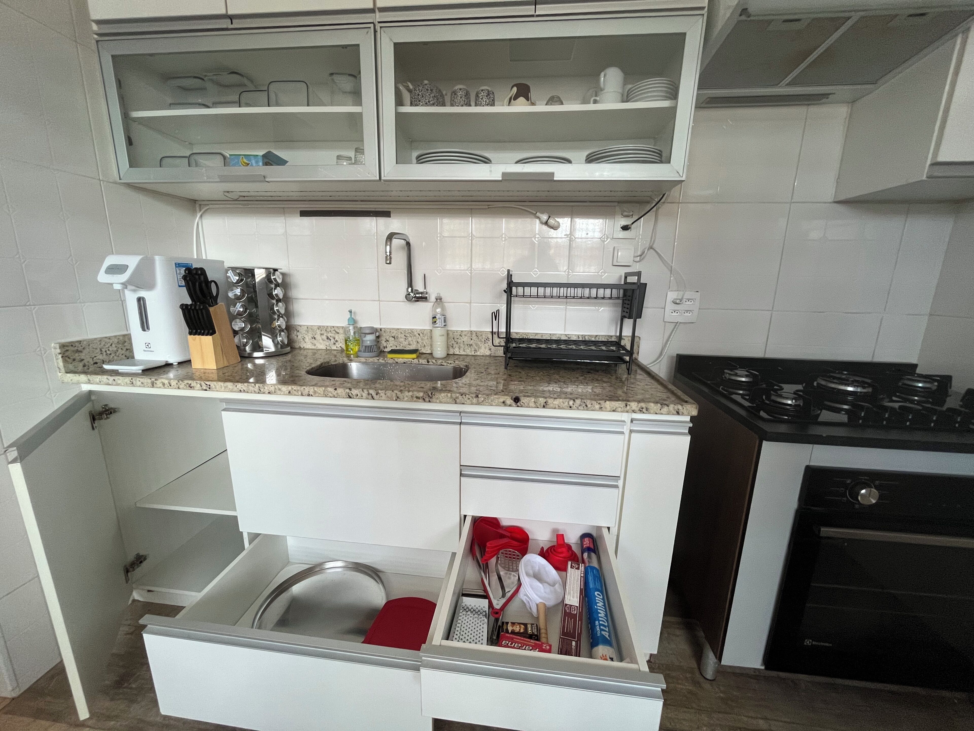 Um frigorífico/congelador grande, um micro-ondas, um forno 