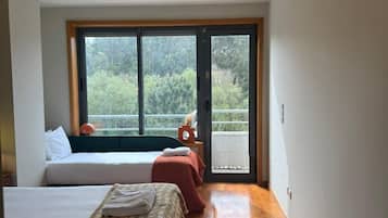 Cortinas blackout, quartos à prova de som, Wi-Fi de cortesia