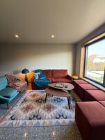 Uma sala de estar moderna com um sofá, uma mesa de centro e um abajur.