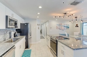 Apartamento de Luxo em Condomínio Fechado, 2 quartos, não fumadores, aceitam-se animais de estimação | Cozinha privada | Um frigorífico, um micro-ondas, um forno, uma placa de cozinha 