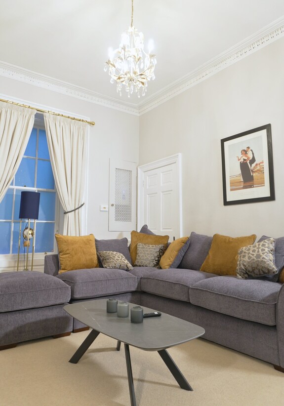 Elegant Historic Edinburgh Apartment With Space For Ten In A Prime City Location - Edimburgo