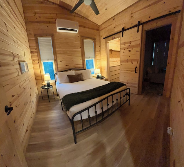 The Mockingbird:\ncozy & Modern Guest Cabin, Between San Marcos & Wimberley! - San Marcos, TX