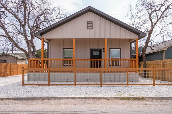 Perfect 2br/2ba Base: Clean, Modern, Near Downtown - Green Acres Golf and Games - San Antonio
