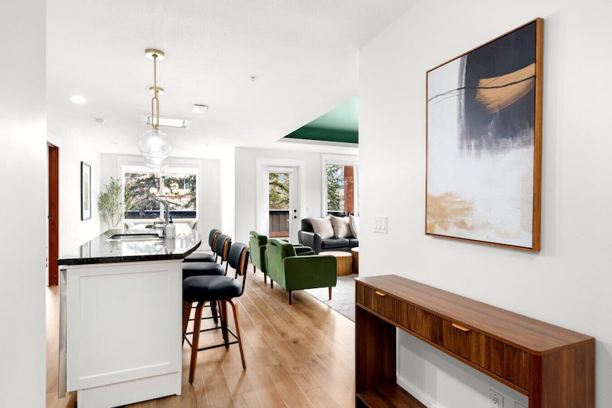 Spacious 3br Mountain Getaway With Gym, Pool, Hot Tub - Alberta