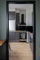 Apartamento, Vista para a cidade | Cozinha privada | Uma cafeteira/bule, Minifrigorífico, um micro-ondas, um forno 