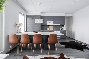 Apartamento Superior, 2 quartos, vista para o lago, em frente à praia | Sala de jantar