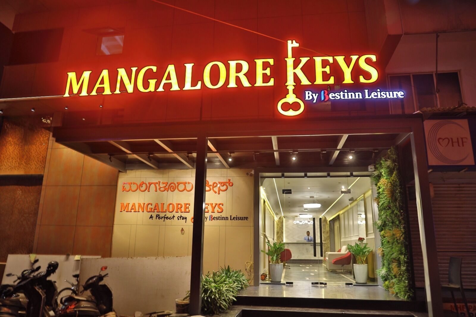 Entrada de hotel com sinalização para 'MANGALORE KEYS' e 'Bestinn Leisure'.