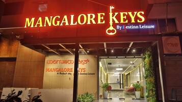 Entrada de hotel com sinalização para 'MANGALORE KEYS' e 'Bestinn Leisure'.