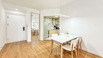 Suíte superior, vista para a cidade | Sala de jantar