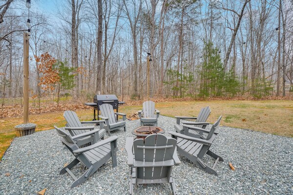 Family-ready Efland Home W/ Hot Tub + Deck - Graham-Mebane Lake