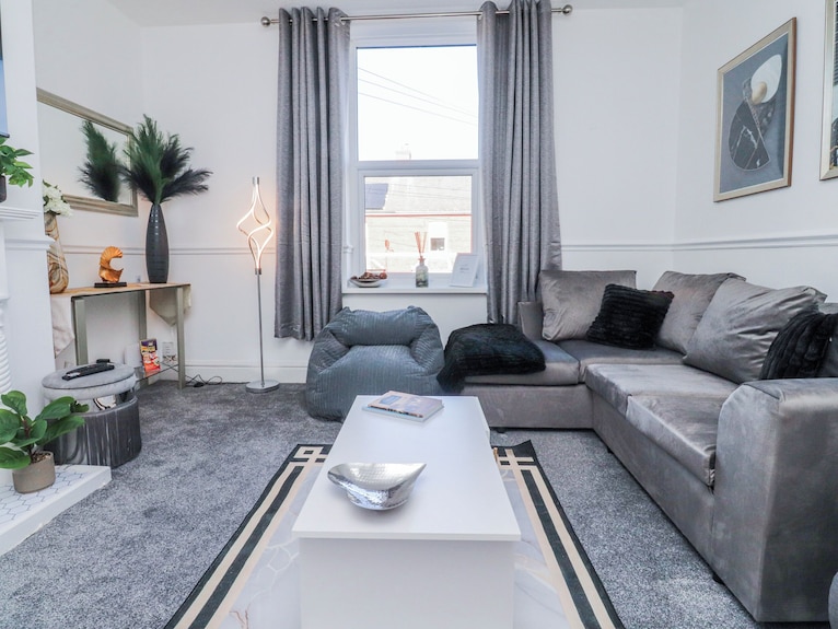 Bliss, Pet Friendly, Country Holiday Cottage In Lytham St. Annes - Southport