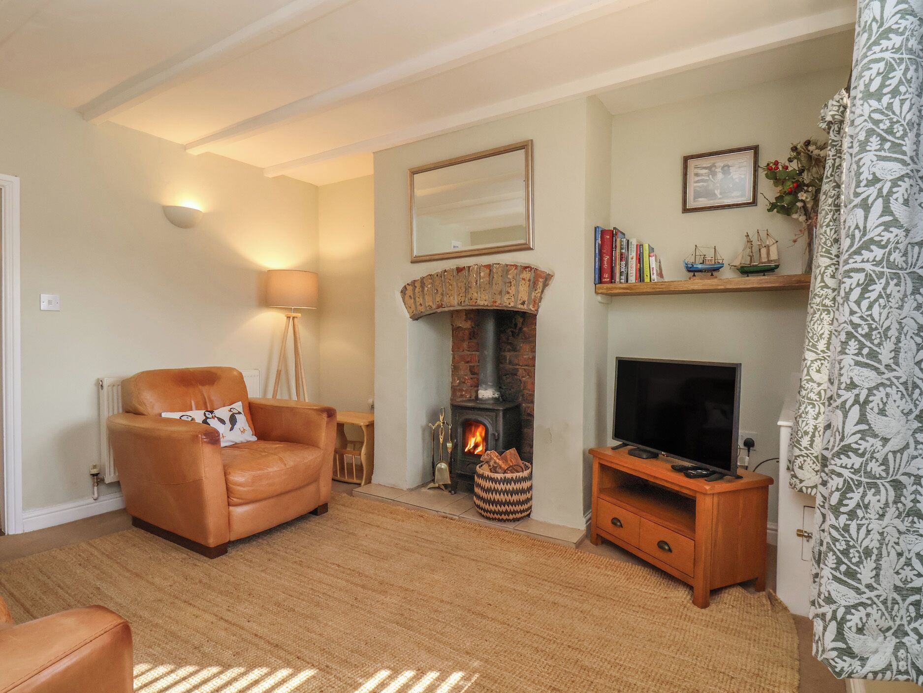 Puffin's Nest, Pet Friendly, With Open Fire In Flamborough - Flamborough