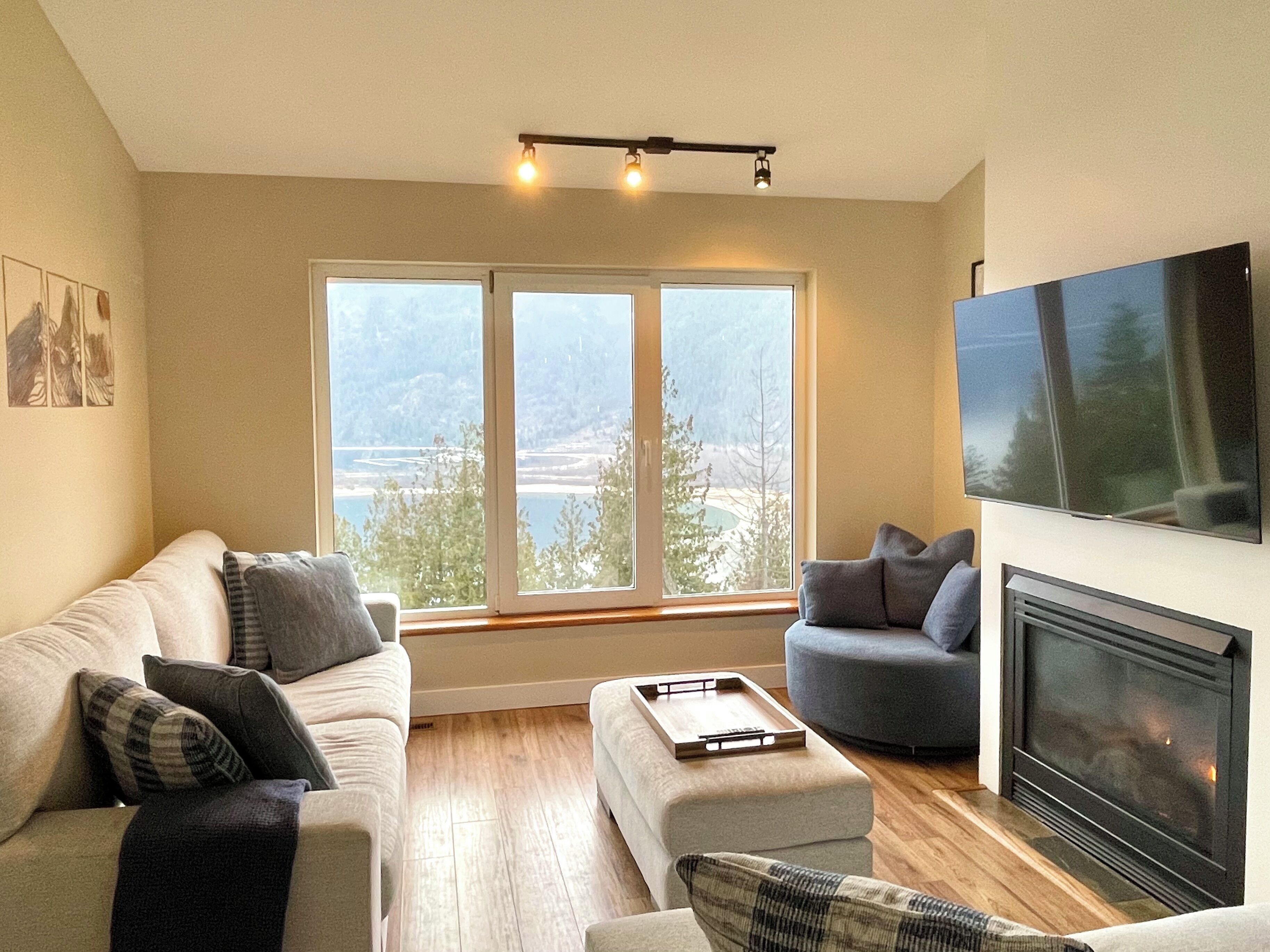 Lake & Mountain View Retreat With Fire Table And 2 Balconies - Sleeps 6 - Sicamous