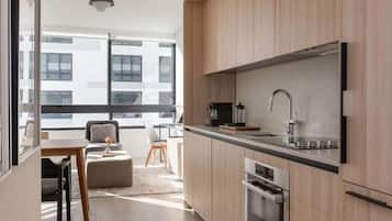Apartamento, 2 quartos, Vista para a cidade | Cozinha privada | Uma cafeteira/bule, um frigorífico, um micro-ondas, um forno