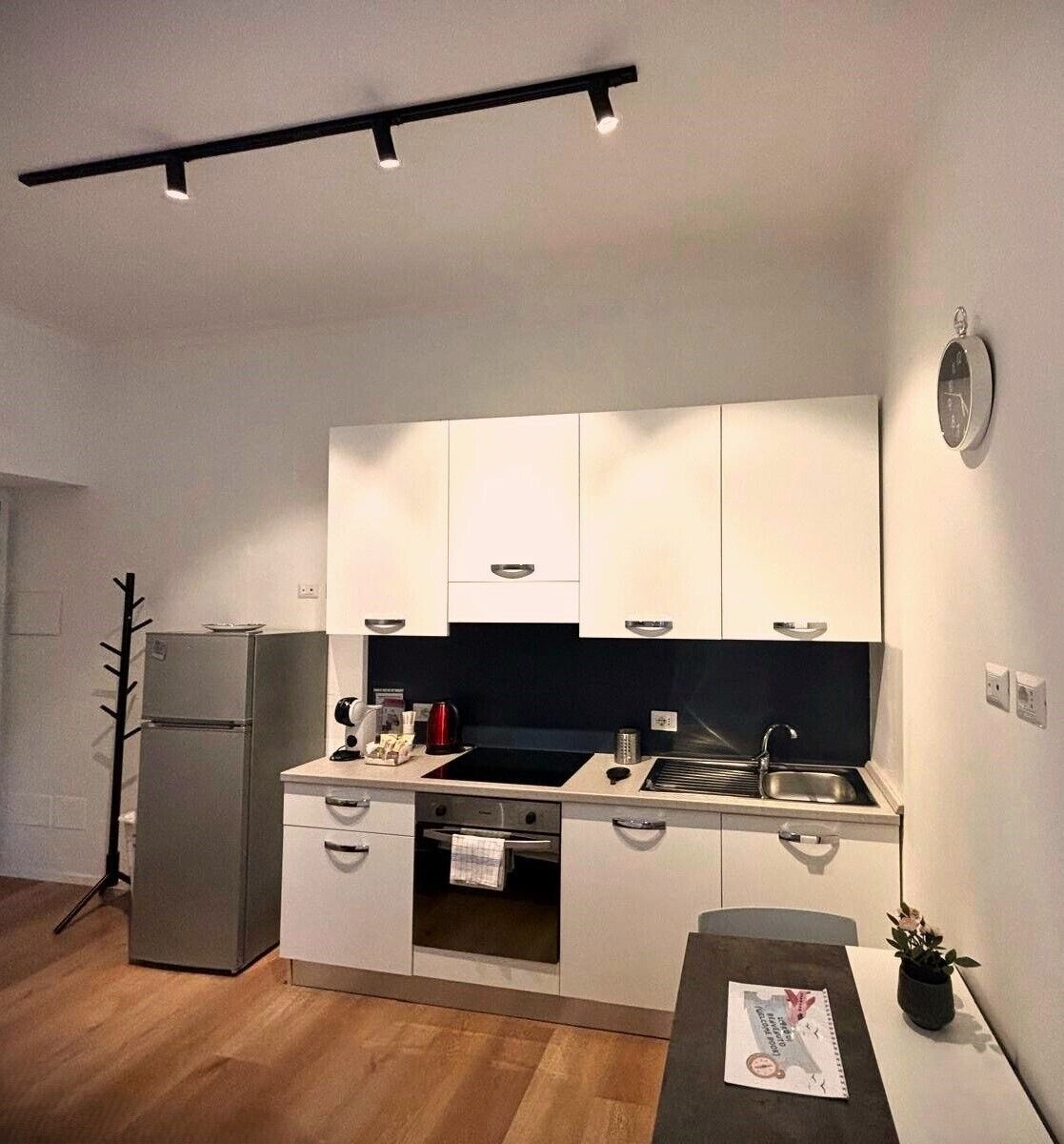Apartamento básico | Cozinha privada | Geladeira grande, cooktop, talheres/pratos/utensílios de cozinha