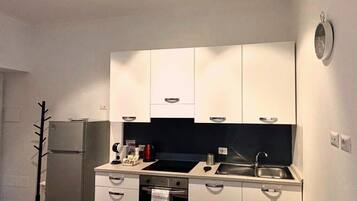 Apartamento básico | Cozinha privada | Geladeira grande, cooktop, talheres/pratos/utensílios de cozinha