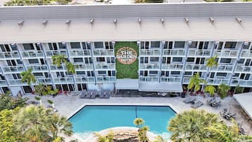 2 piscinas exteriores