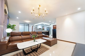 Penthouse Superior, 4 quartos, terraço, Vista para a cidade | Sala de estar | Televisor de ecrã plano de 55 polegadas com canais por cabo 