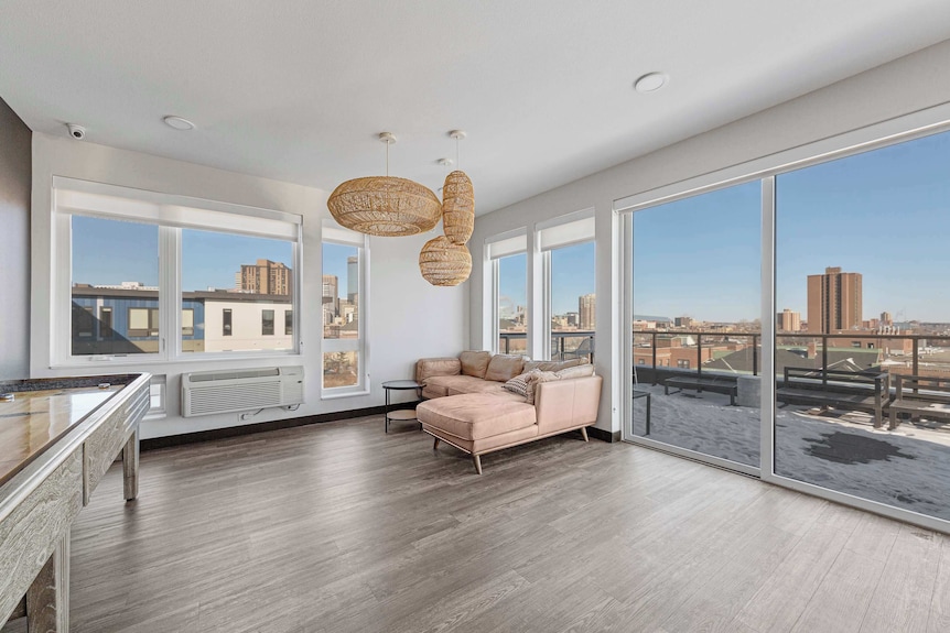 Loring Park King Suite | Rooftop & Stadium - Minneapolis