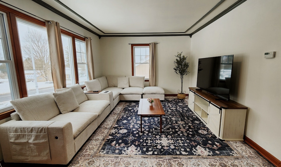 Upstate Oasis: Moody Chic Interior & Summer Pool Fun - 쿠펀헤이건