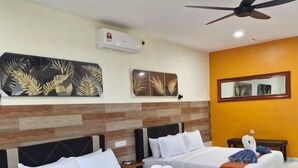 Quarto de hotel com duas camas, um ventilador de teto, obras de arte nas paredes e piso de azulejos.