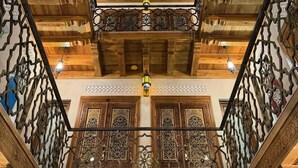 Uma estrutura de madeira com vários níveis, designs elaborados e varandas.