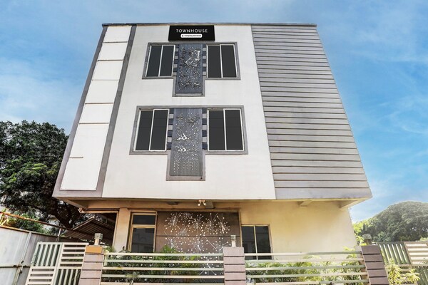 Deluxe Super Townhouse Chandrasekharpur - Bhubaneswar