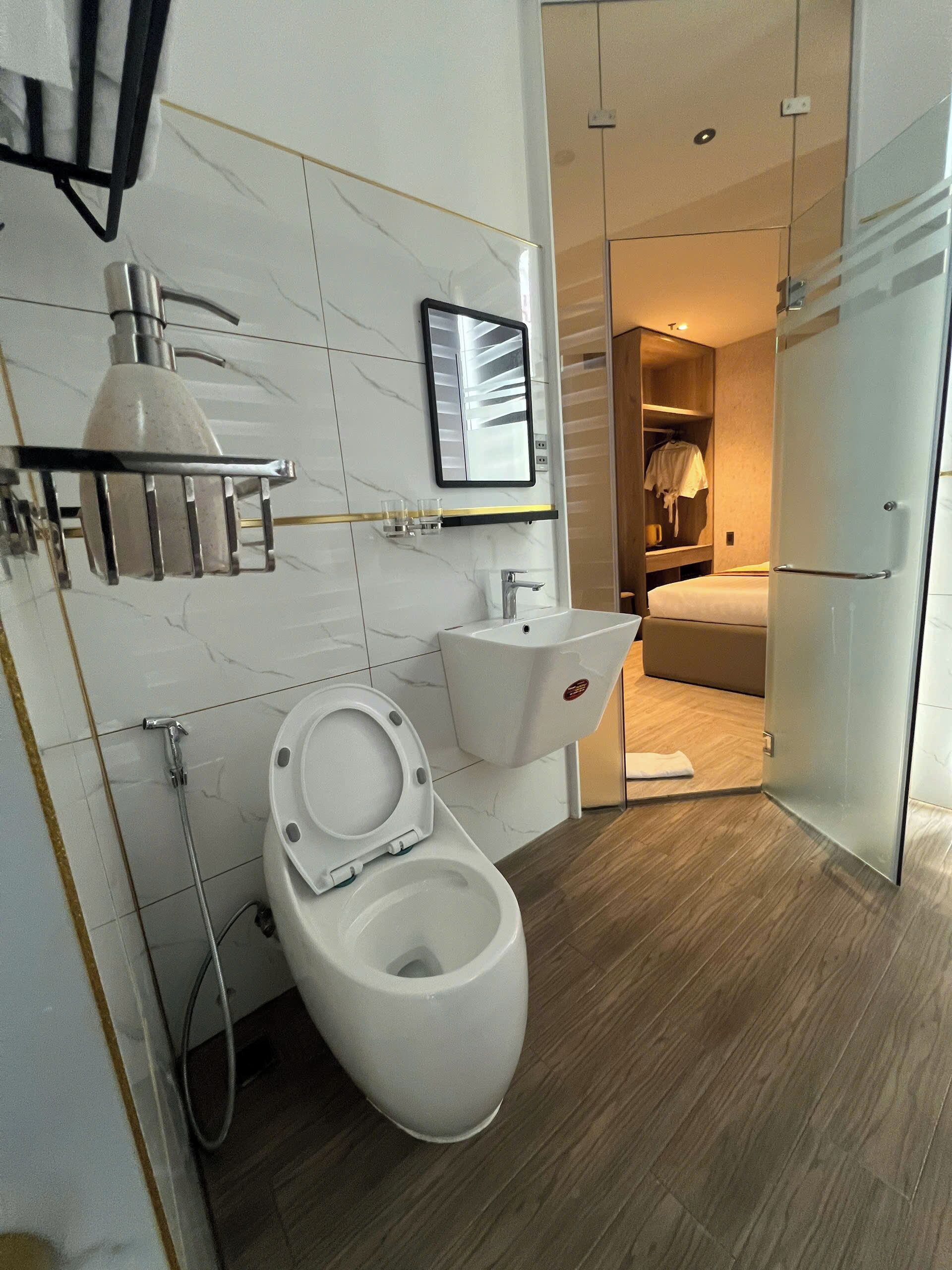 Quarto Duplo Deluxe, 1 cama de casal, serviço de limpeza e arrumação, Vista para a cidade | Casa de banho | Artigos de higiene pessoal grátis, um secador de cabelo, chinelos 