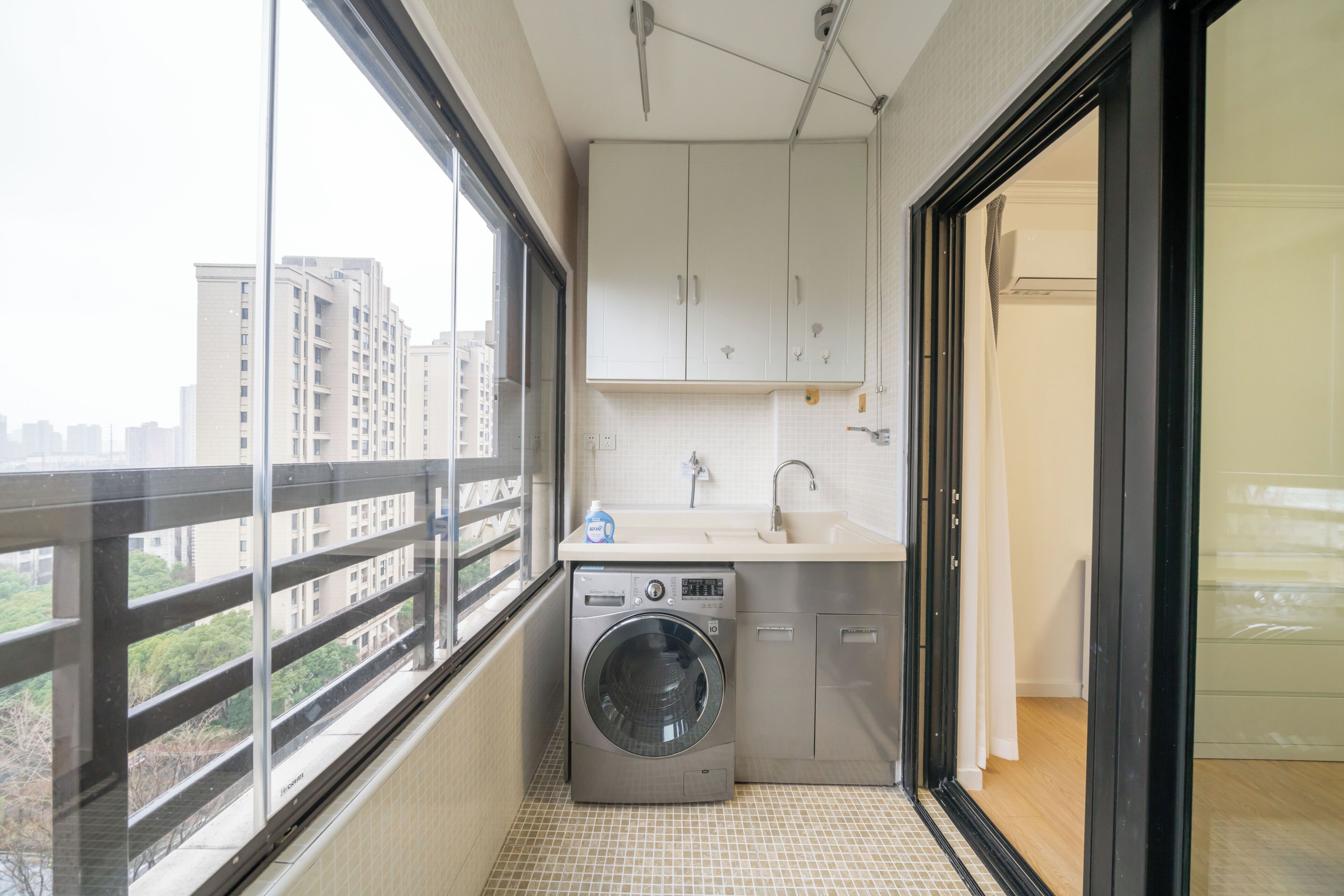 Suíte superior, 1 cama Queen, para não fumantes, vista para a cidade | Sacada