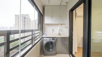 Suíte superior, 1 cama Queen, para não fumantes, vista para a cidade | Sacada