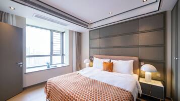 Suíte superior, várias camas, para não fumantes, vista para a cidade | Roupas de cama premium, edredons de pluma