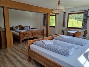 Quarto quádruplo, vista para a montanha | Roupas de cama antialérgicas, escrivaninha, Wi-Fi de cortesia