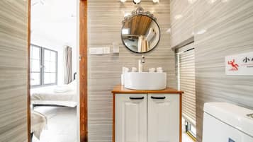 Apartamento Comfort | Casa de banho | Um secador de cabelo, toalhas fornecidas, champô, papel higiénico