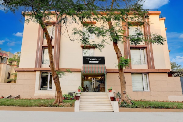 Super Townhouse T Block Sector 24 - New Delhi