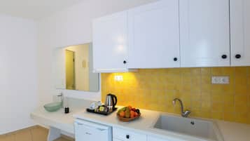 Apartment for 5 people with Private Terrace and Outdoor Hot Tub | Cozinha privada | Uma máquina de café expresso, uma cafeteira/bule, uma chaleira elétrica