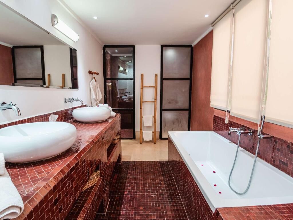 Quarto Duplo Deluxe, varanda, vista para o pátio | Casa de banho | Um secador de cabelo, chinelos, toalhas fornecidas, sabão 