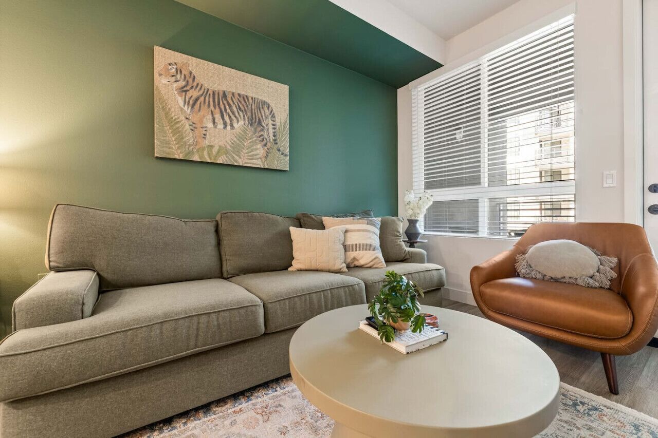 South Coast Serenity-modern Amenities + Parking - Costa Mesa, CA